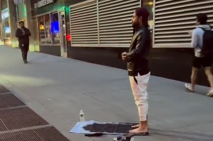 Video of Mohammad Rizwan offering Namaz at NYC footpath receives mixed ... Video of Mohammad Rizwan offering Namaz at NYC footpath receives mixed ...